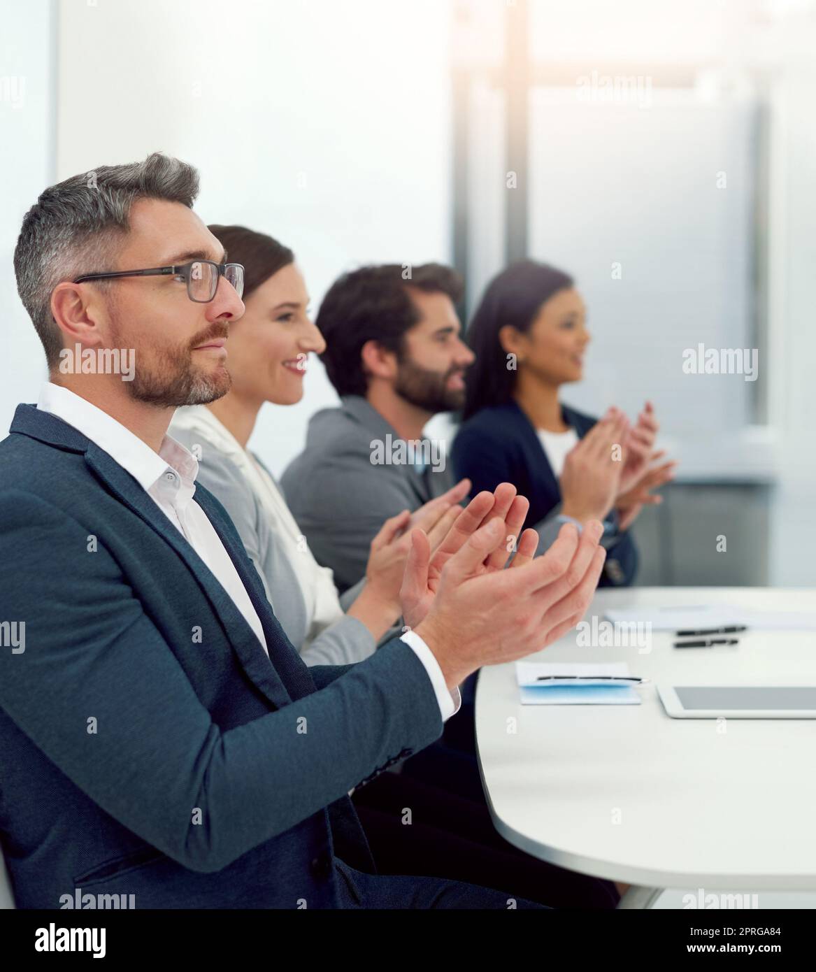 Clapping of hands hi-res stock photography and images - Alamy