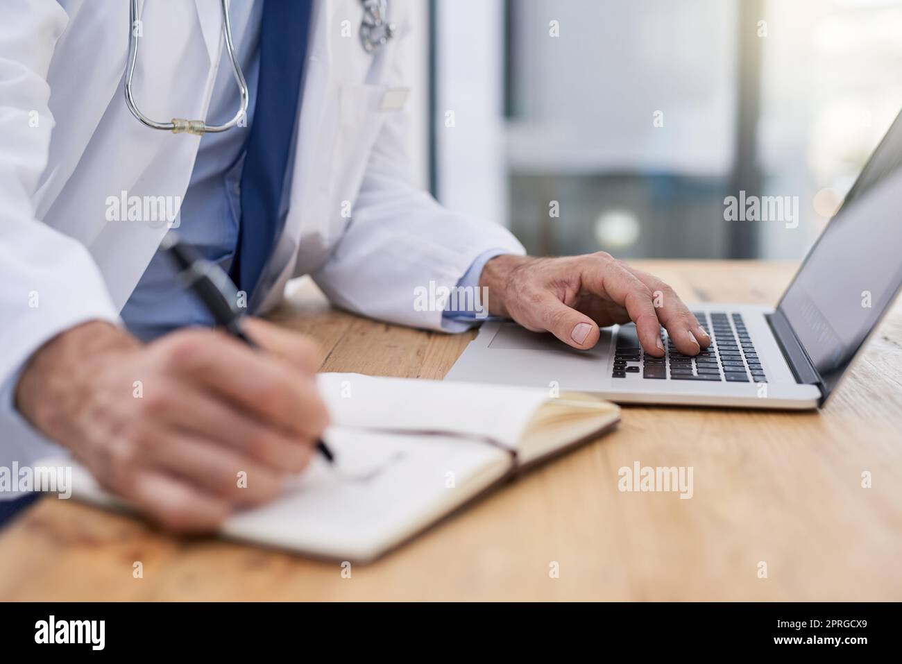 Doctor making a plan hi-res stock photography and images - Alamy