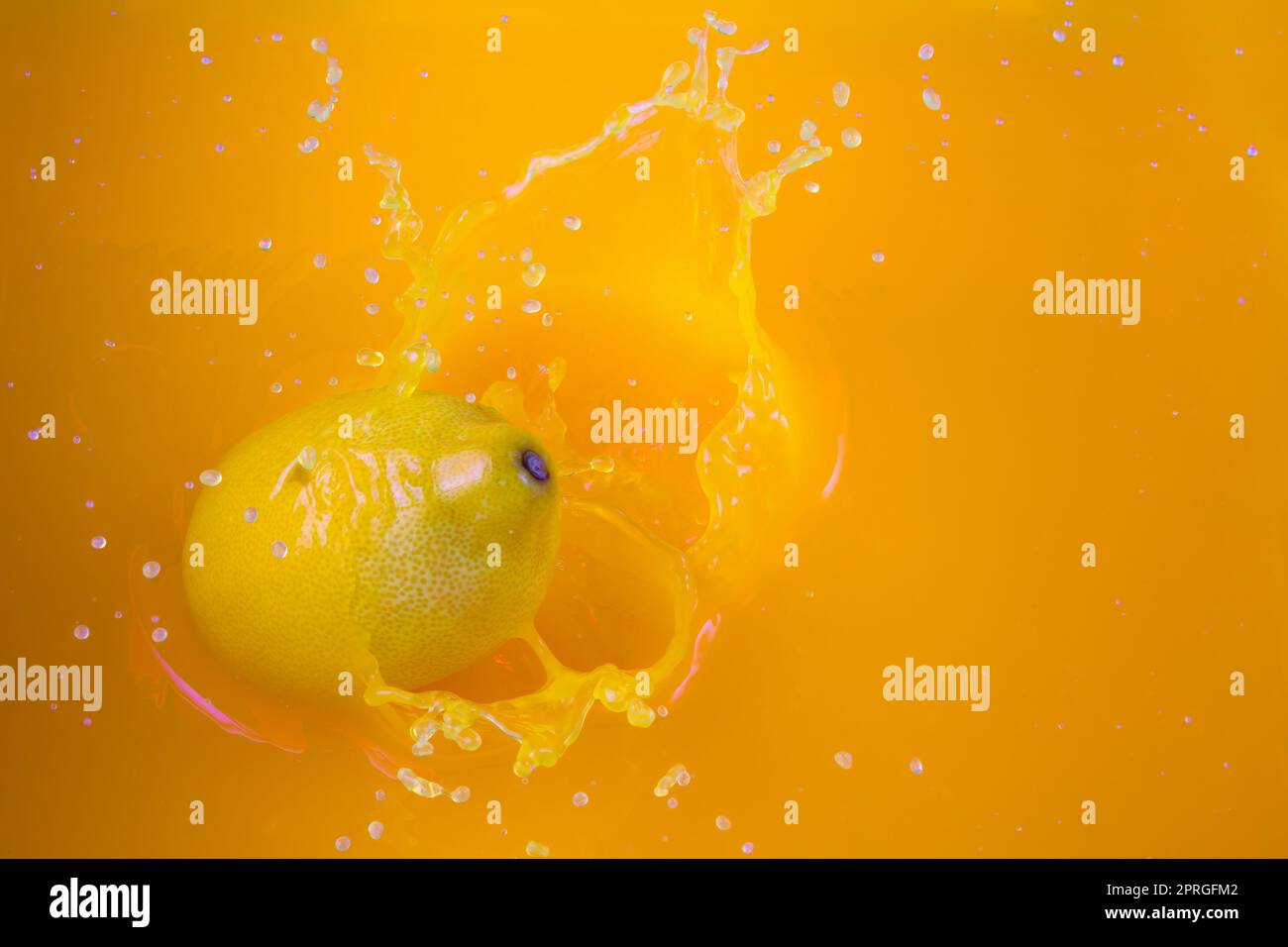 Splash orange juice falling glass hi-res stock photography and images ...