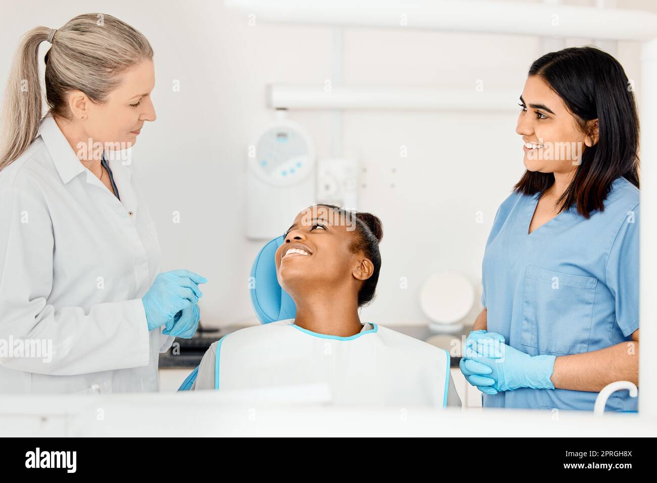 Nurse treating patient hi-res stock photography and images - Alamy