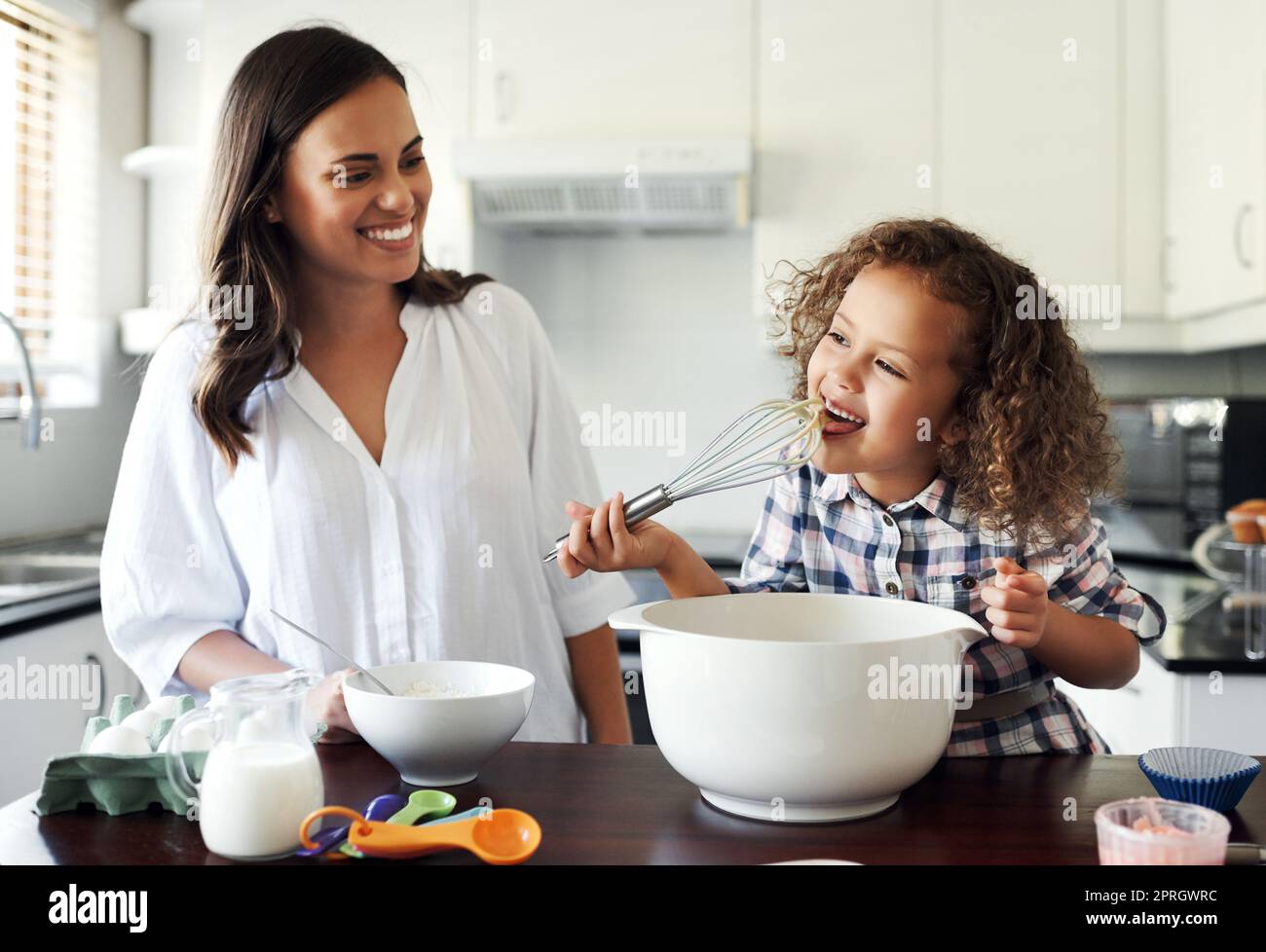 Moms baking hi-res stock photography and images - Alamy