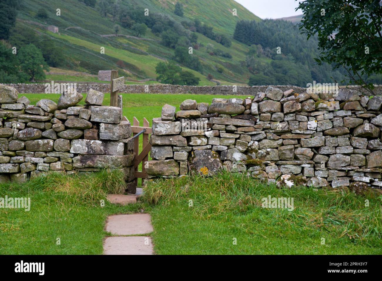 Wooden gate on a hiking path in the Yorkshire Dales, England, UK Stock ...