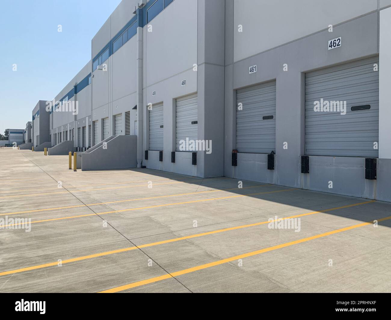 Bay doors hi-res stock photography and images - Alamy