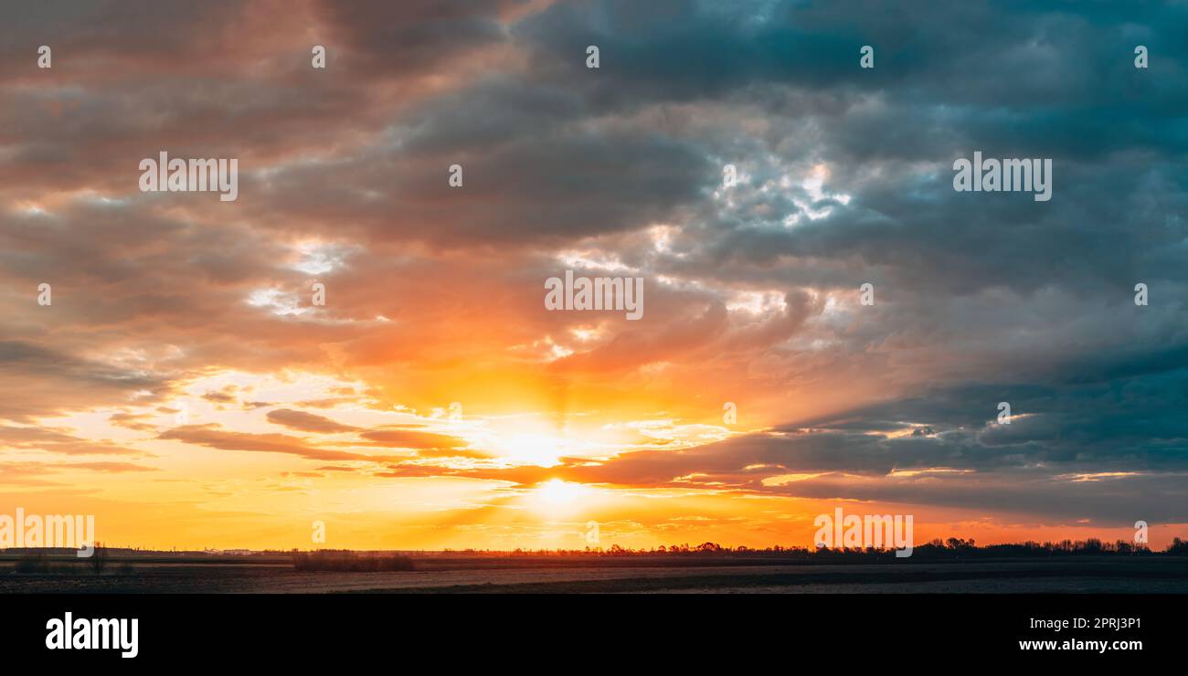 Sun Shine During Sunset Above Empty Spring Countryside Rural Soil ...