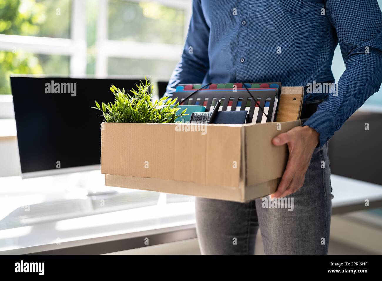Office employee resign hi-res stock photography and images - Alamy