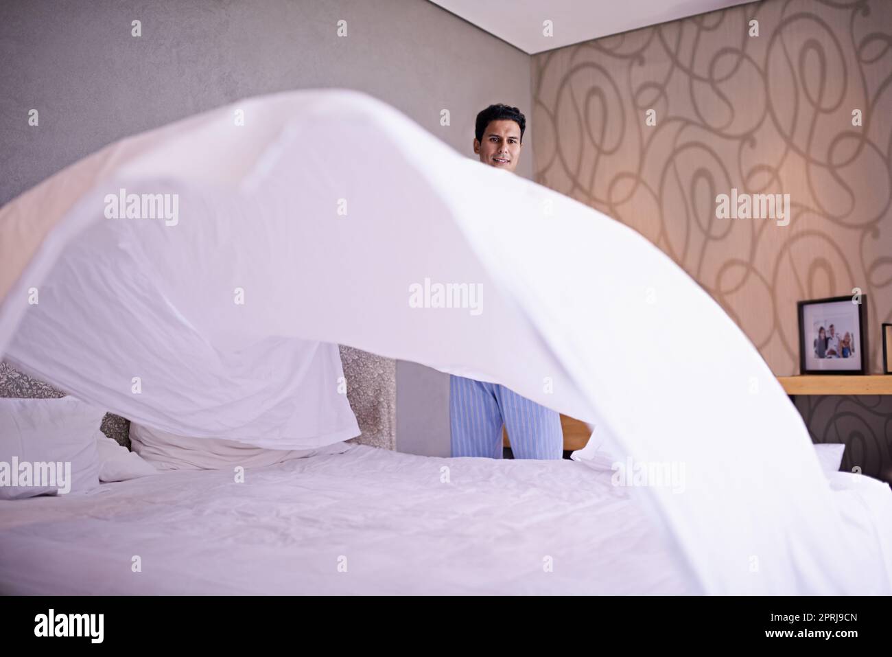 Man making bed hi-res stock photography and images - Alamy