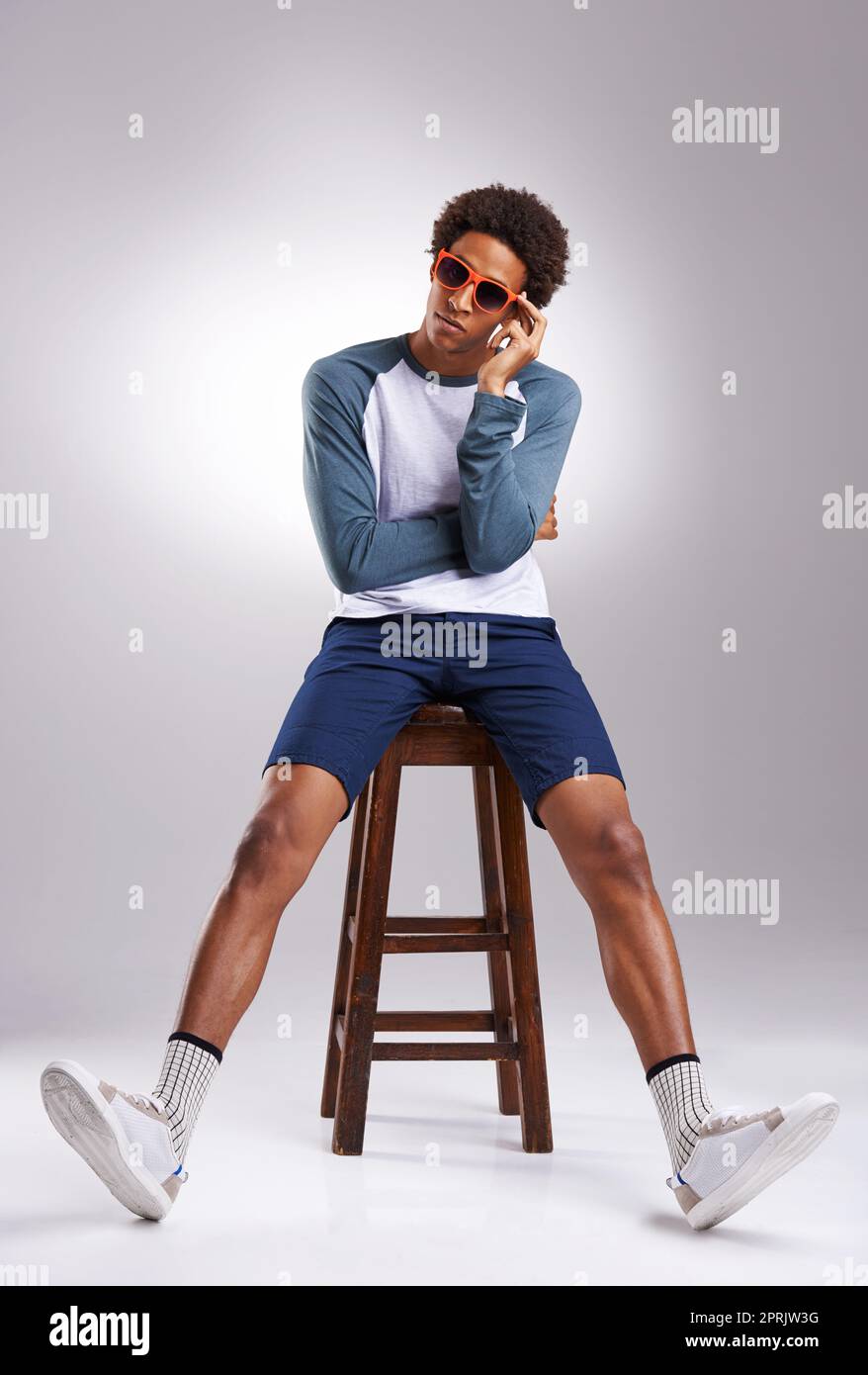 People sitting on stool hi-res stock photography and images - Alamy