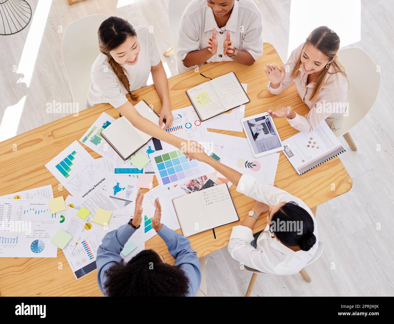 Team work hand shake hi-res stock photography and images - Alamy