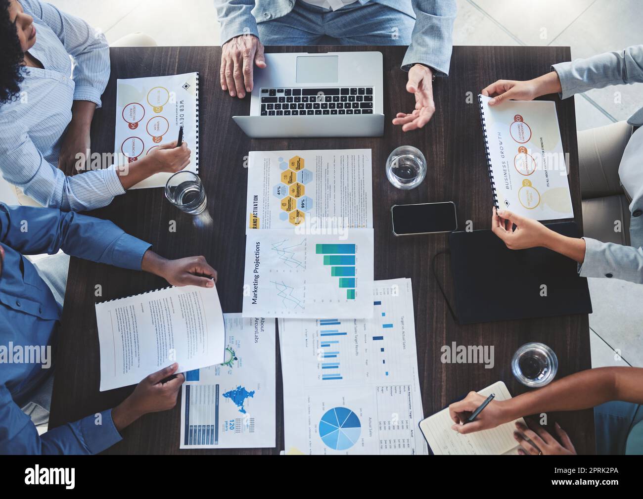 Group conversation hi-res stock photography and images - Alamy