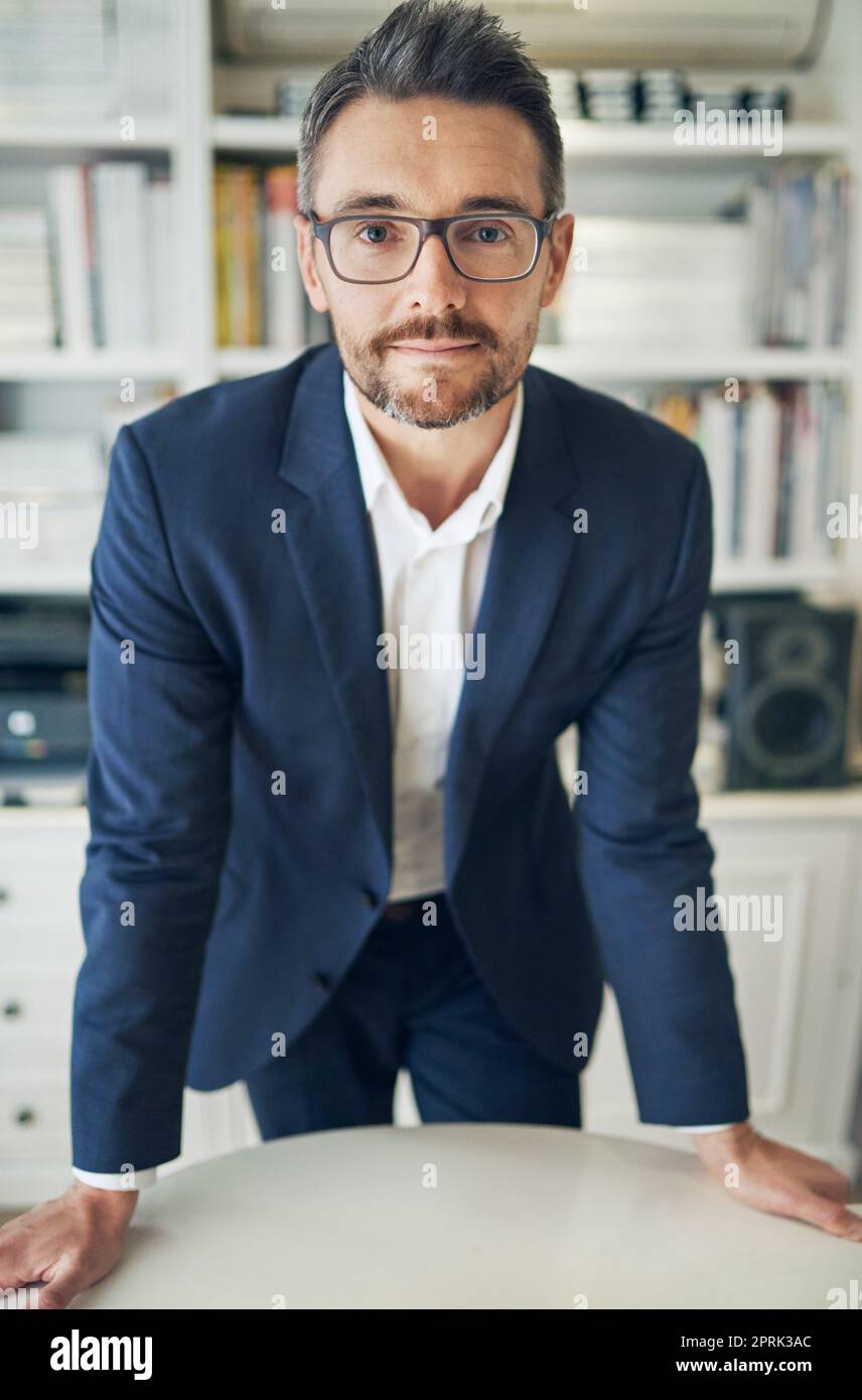 Man leaning on desk hi-res stock photography and images - Alamy