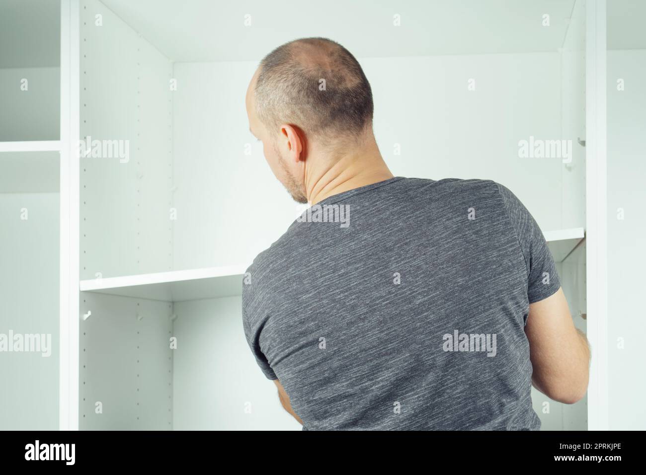 Male hold shelf, inserting and securing it to supports, assembling ...