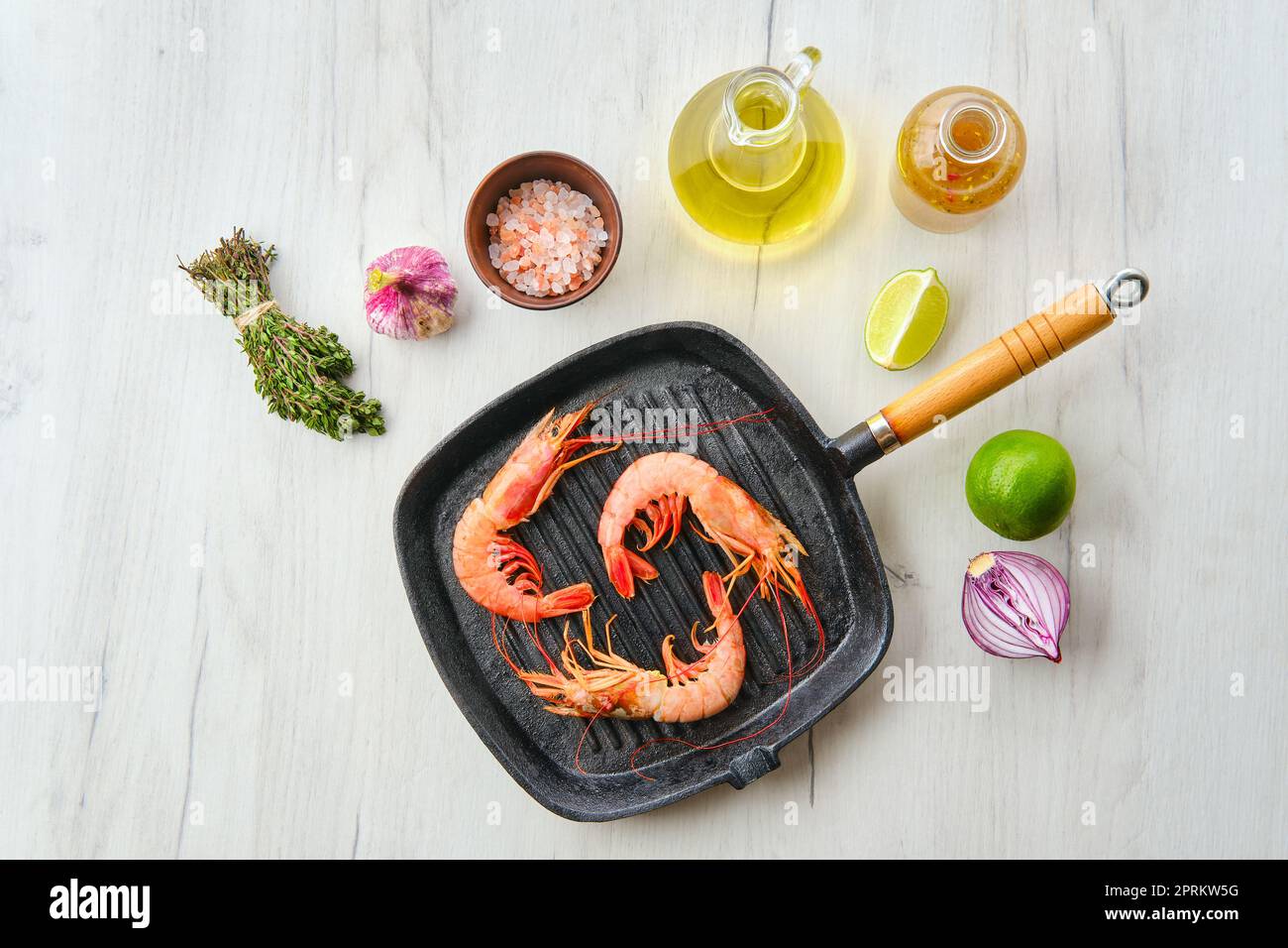 Top view of unpeeled shrimp with head in cast iron skillet Stock Photo ...