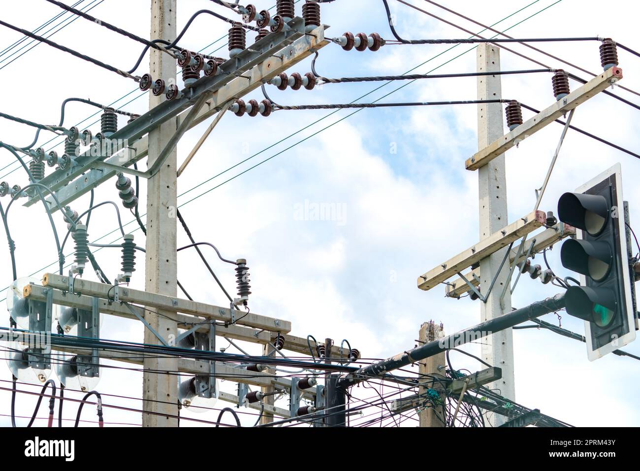 Three-phase electric power for transfer power by electrical grids ...