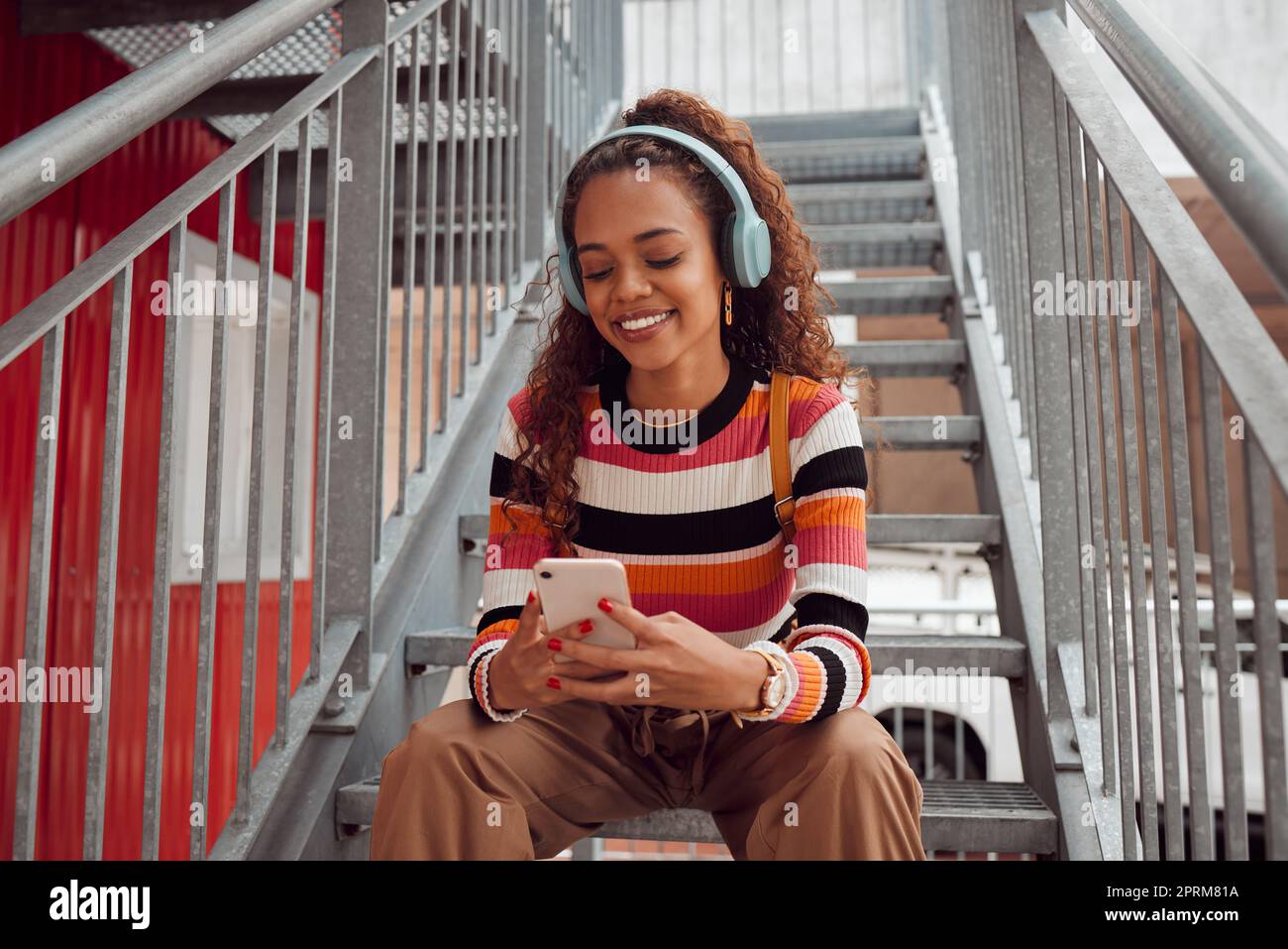 Women in radio communication hi-res stock photography and images - Alamy