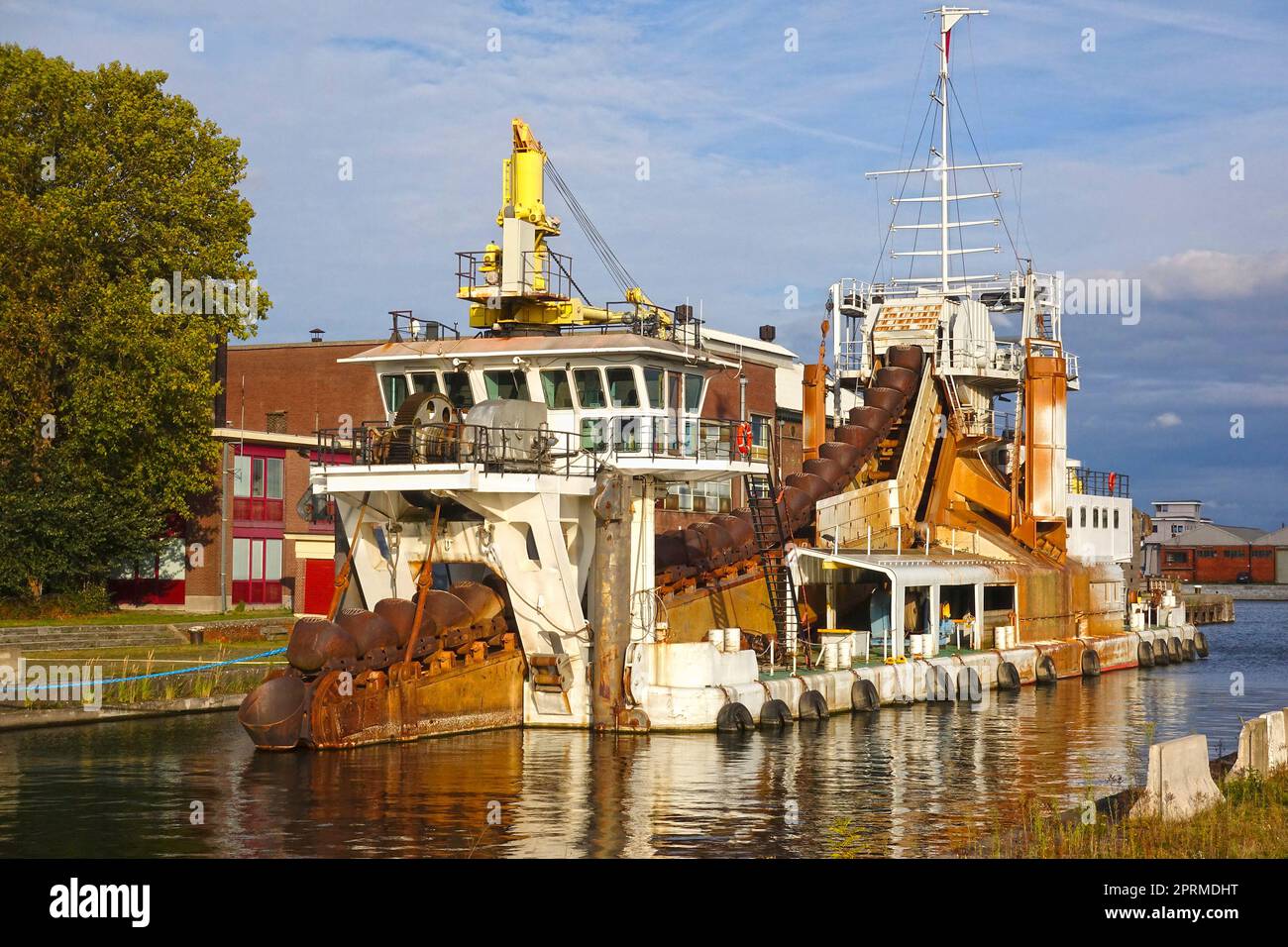 Chain of buckets hi-res stock photography and images - Alamy