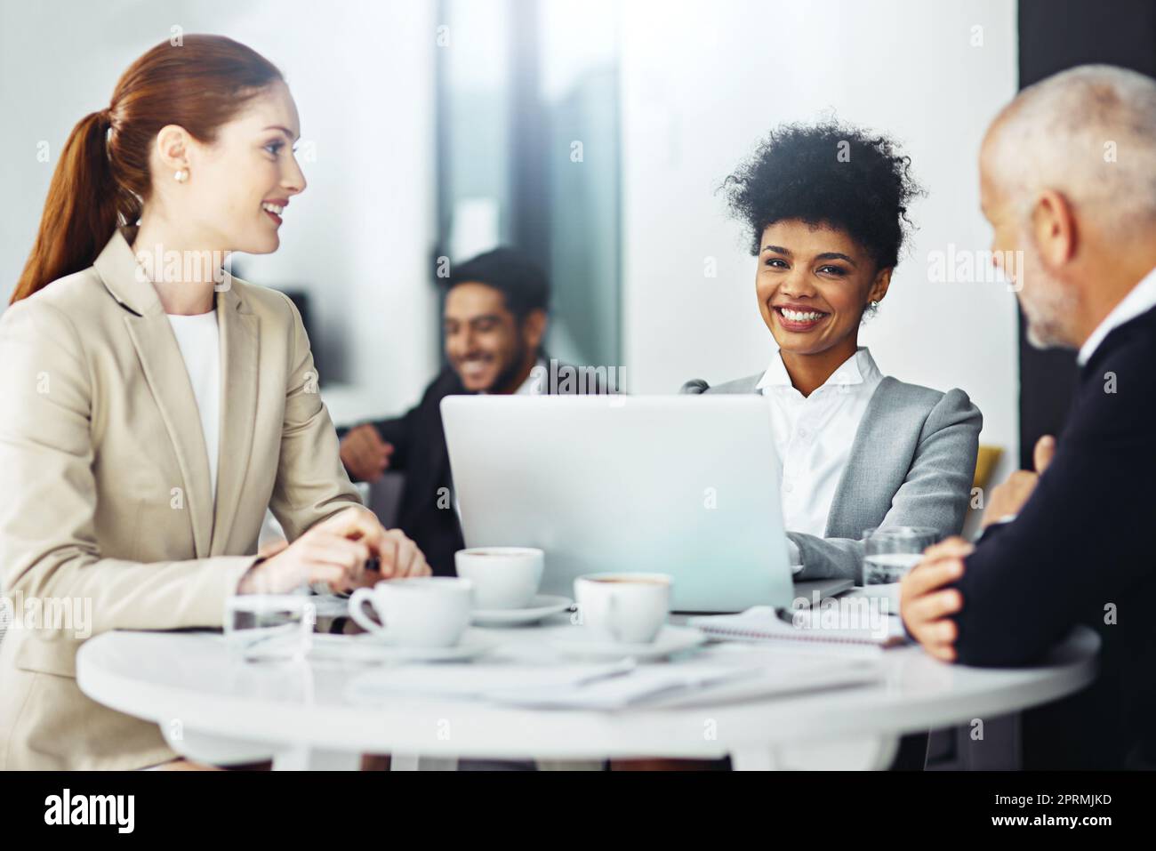 Teamwork table hi-res stock photography and images - Alamy