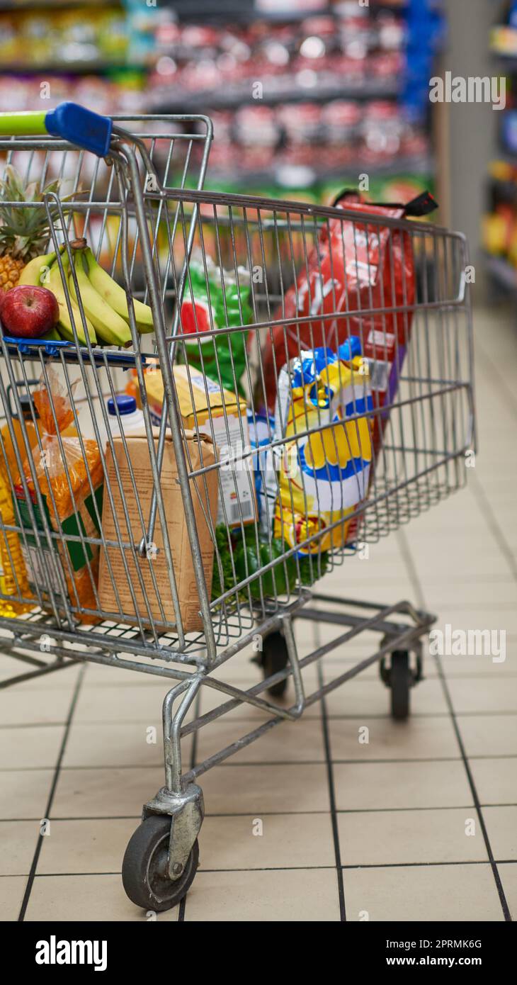 Full supermarket trolley hi-res stock photography and images - Alamy