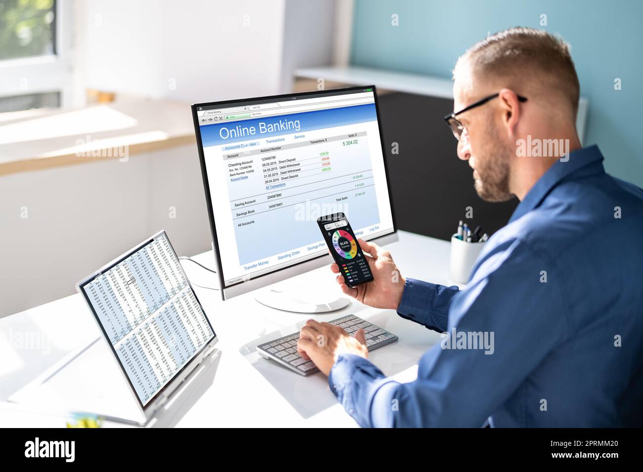 Using budgeting app hi-res stock photography and images - Alamy