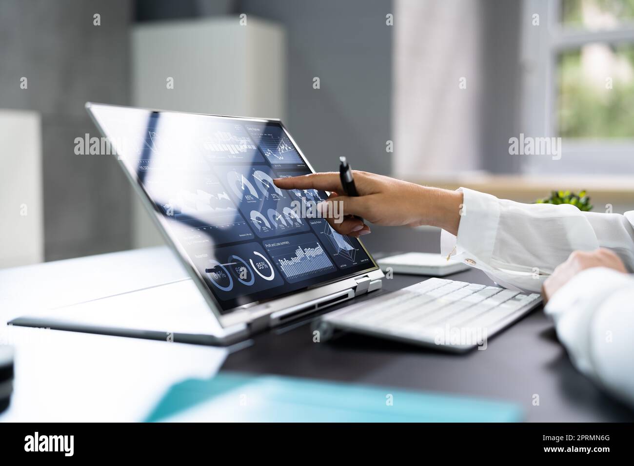 Data Analyst Using Data Analytics KPI Stock Photo - Alamy
