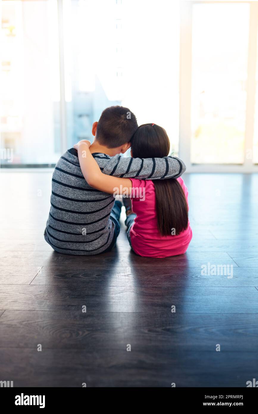 Two children arms around each other hi-res stock photography and images ...