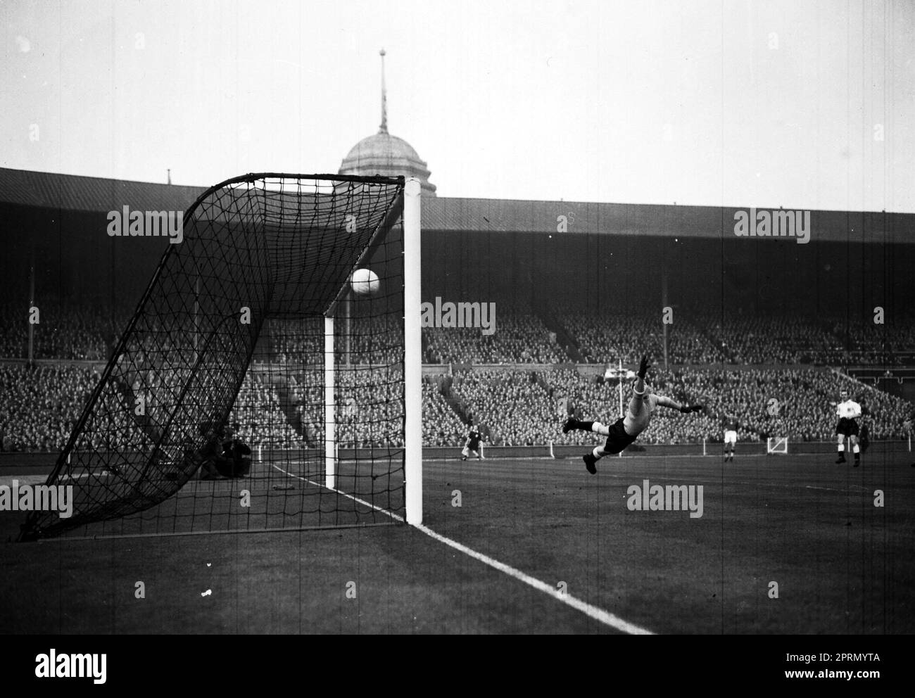 File photo dated 25-11-1953 of England's goalkeeper Gil Merrick failing ...