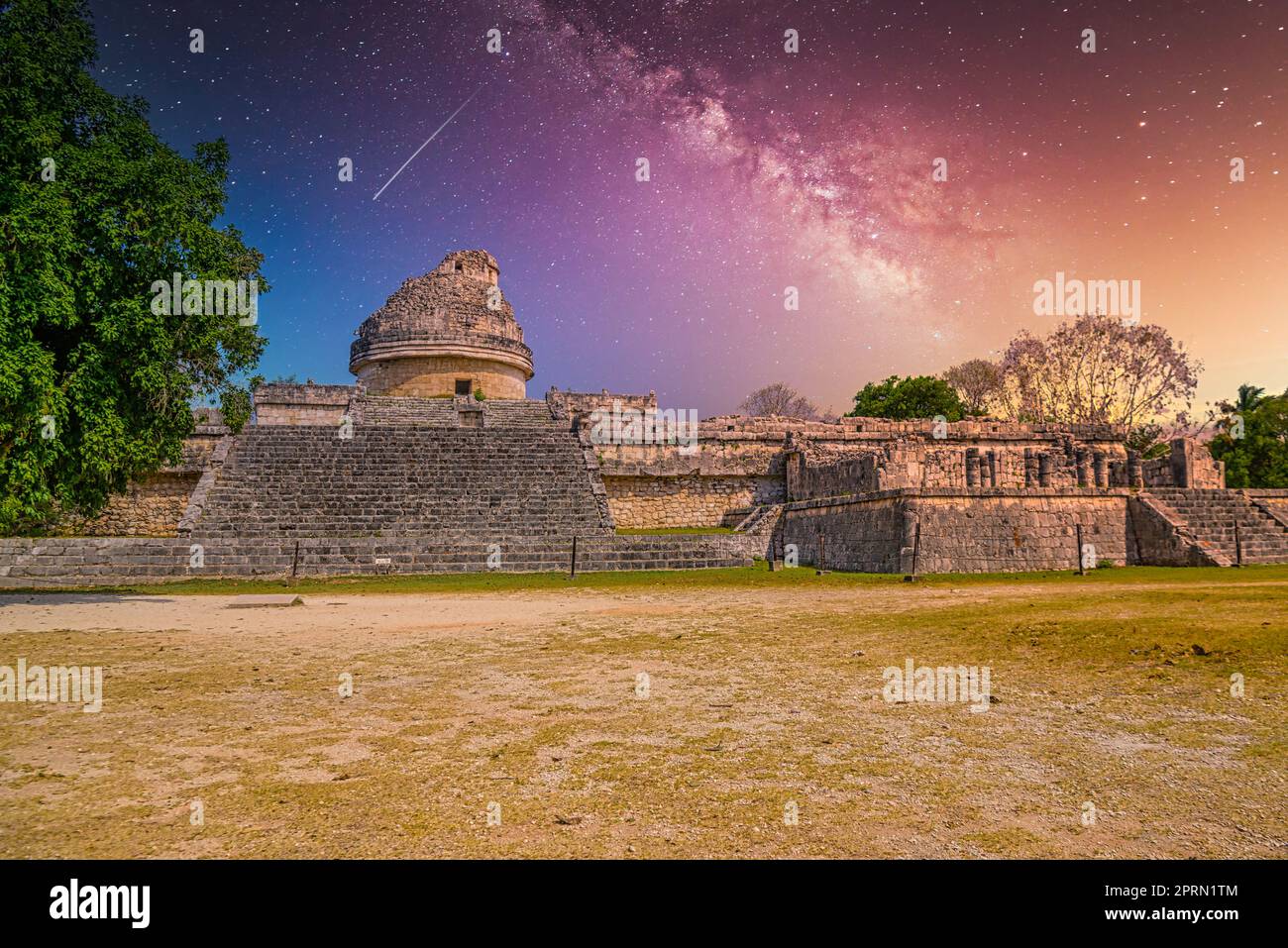 Ruins of El Caracol observatory temple, Chichen Itza, Yucatan, Mexico ...