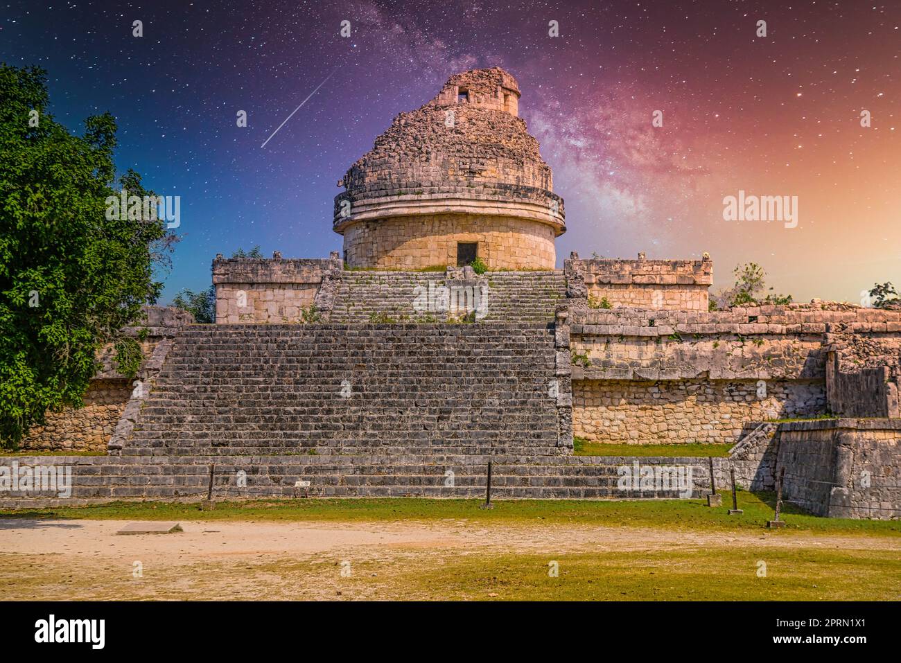 Ruins of El Caracol observatory temple, Chichen Itza, Yucatan, Mexico ...