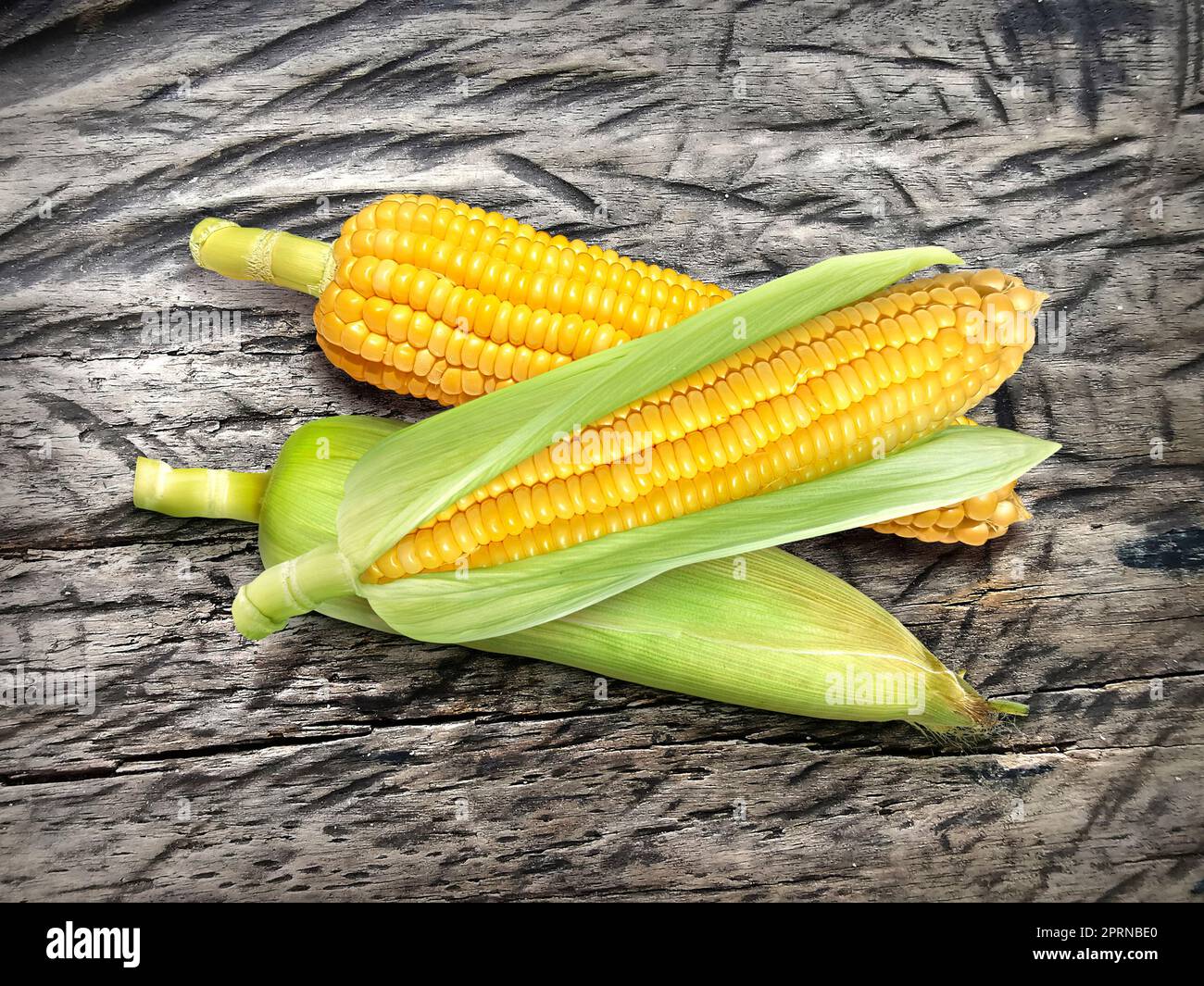 Corn cob on vintage wood texture background. top view Stock Photo - Alamy