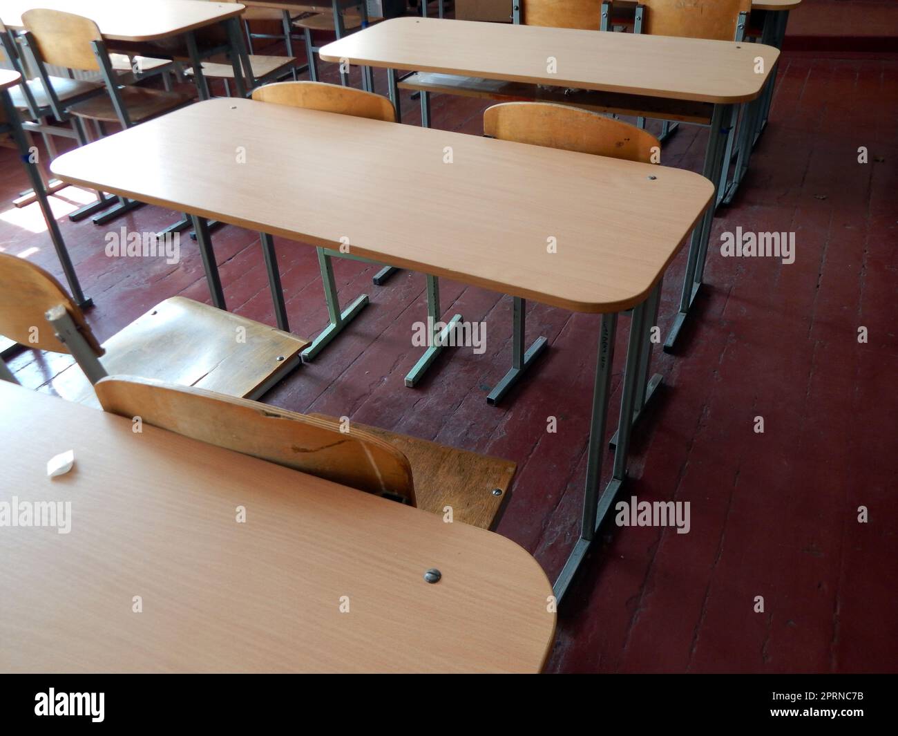 School desks in the classroom and chairs Stock Photo - Alamy