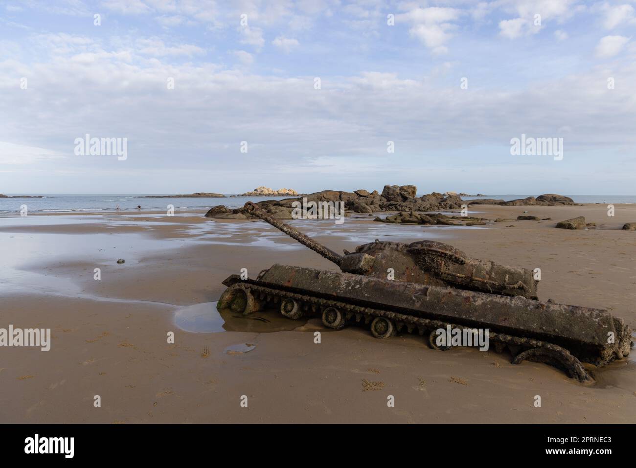 Ruined tank on the sand beach in Kinmen of Taiwan Stock Photo - Alamy