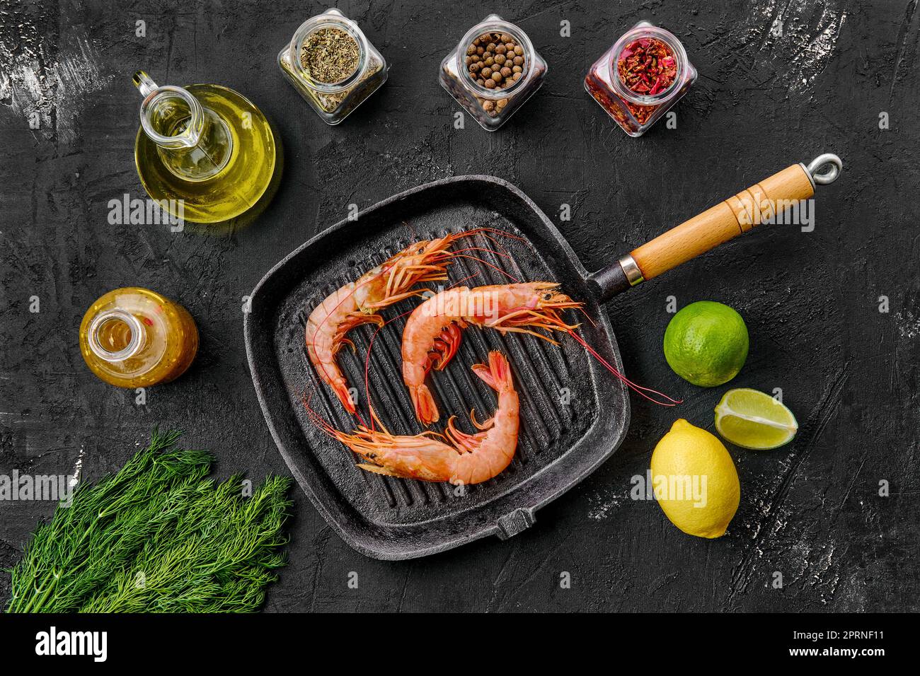 Top view of unpeeled shrimp with head in frying pan Stock Photo - Alamy