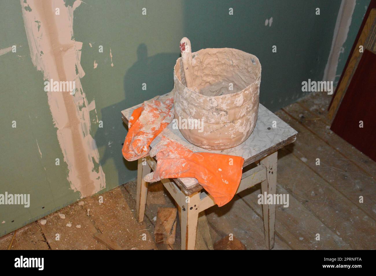 Puttying walls and cracks with a solution of finishing putty Stock ...