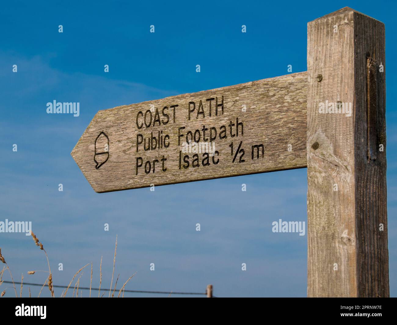 Signpost on the cornish coast path between Port Gaverne and Port Isaac ...