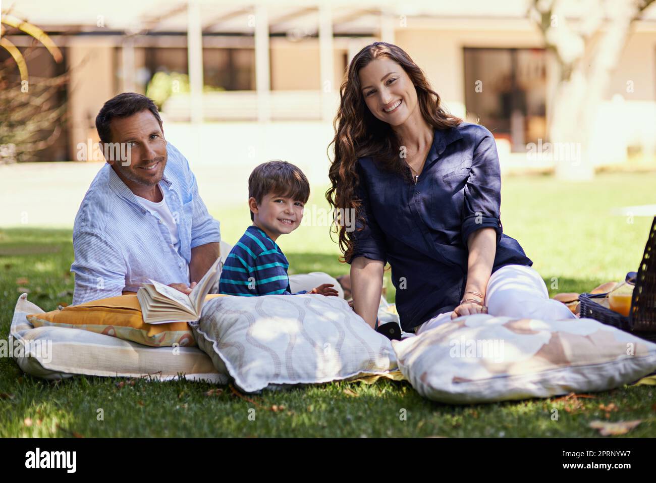 Group of young women picnicking hi-res stock photography and images - Alamy