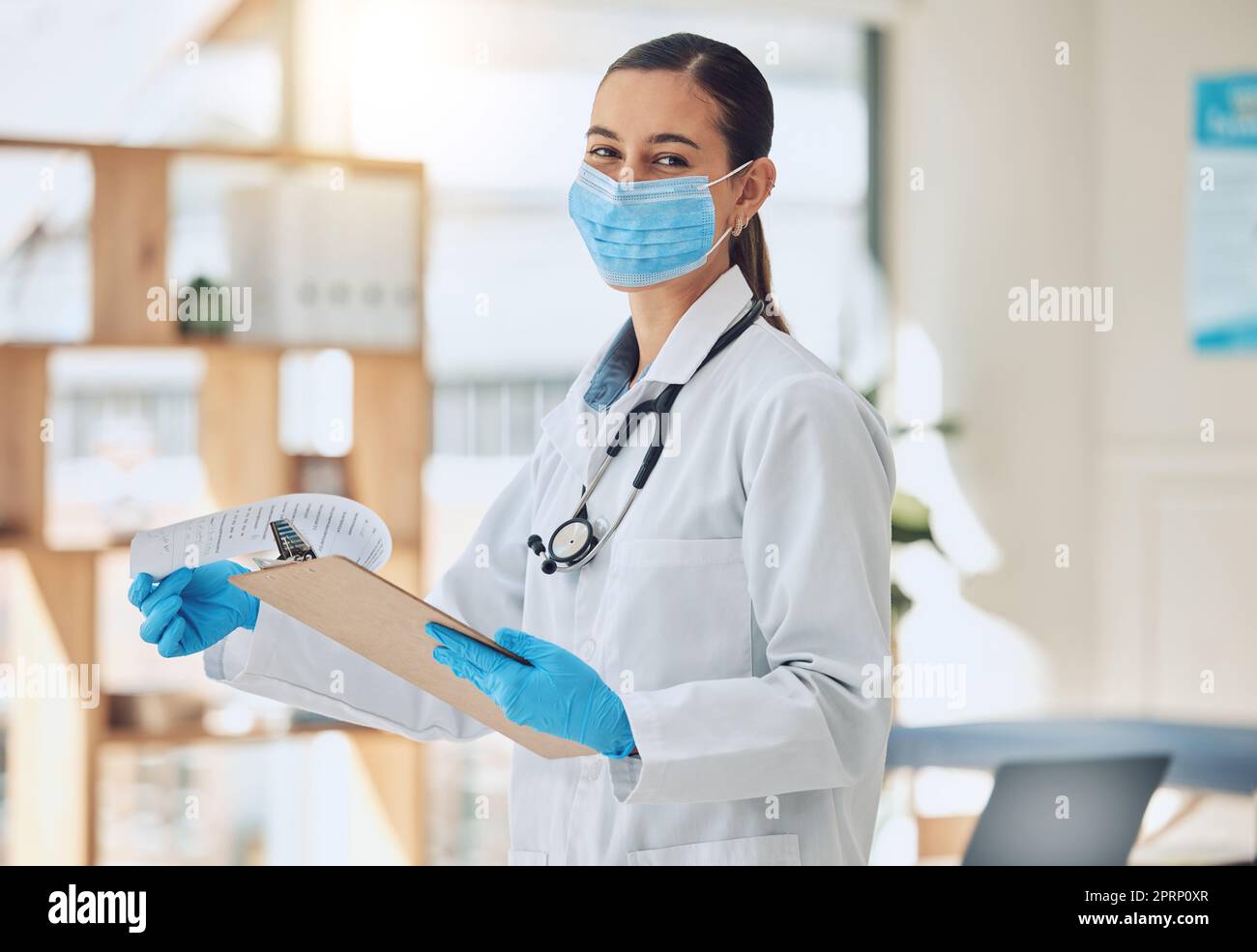 Doctor paper mask hi-res stock photography and images - Alamy