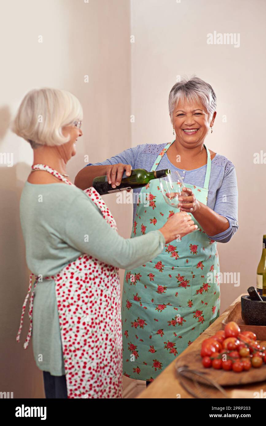 Two mature women friends wine house hi-res stock photography and images ...