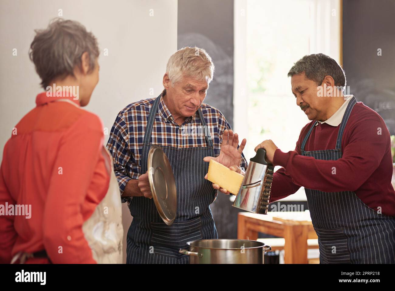 Elderly people cooking class hi-res stock photography and images - Alamy