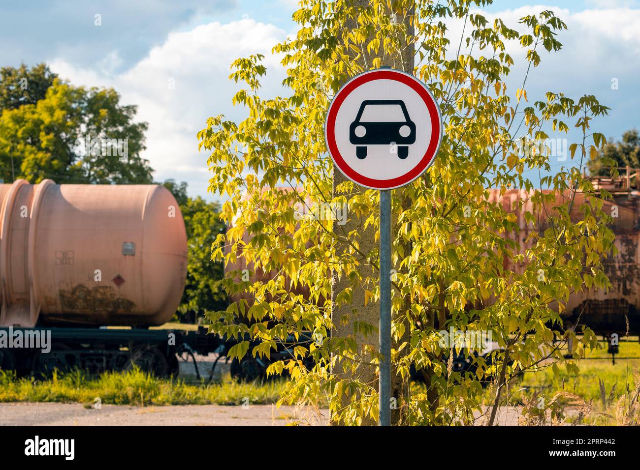 Station closed sign hi-res stock photography and images - Alamy