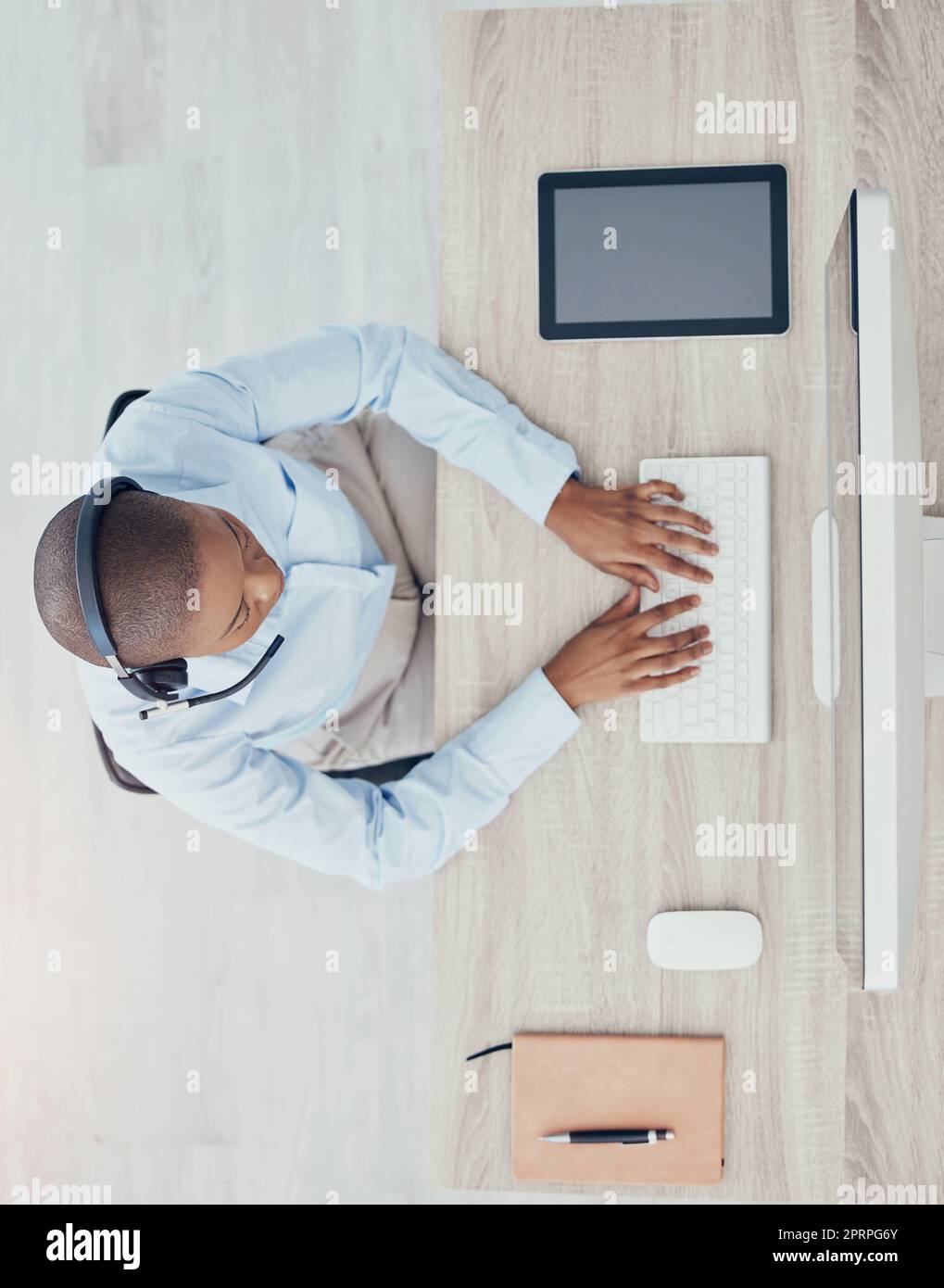 Black man computer hi-res stock photography and images - Alamy