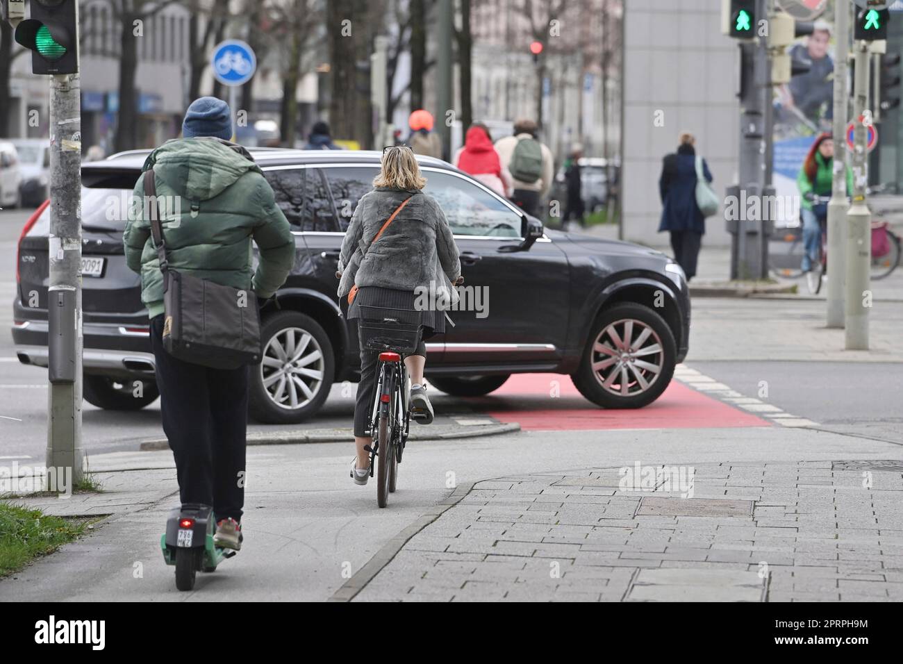 Munich, Deutschland. 26th Apr, 2023. Cyclists ride their bikes, bikes ...