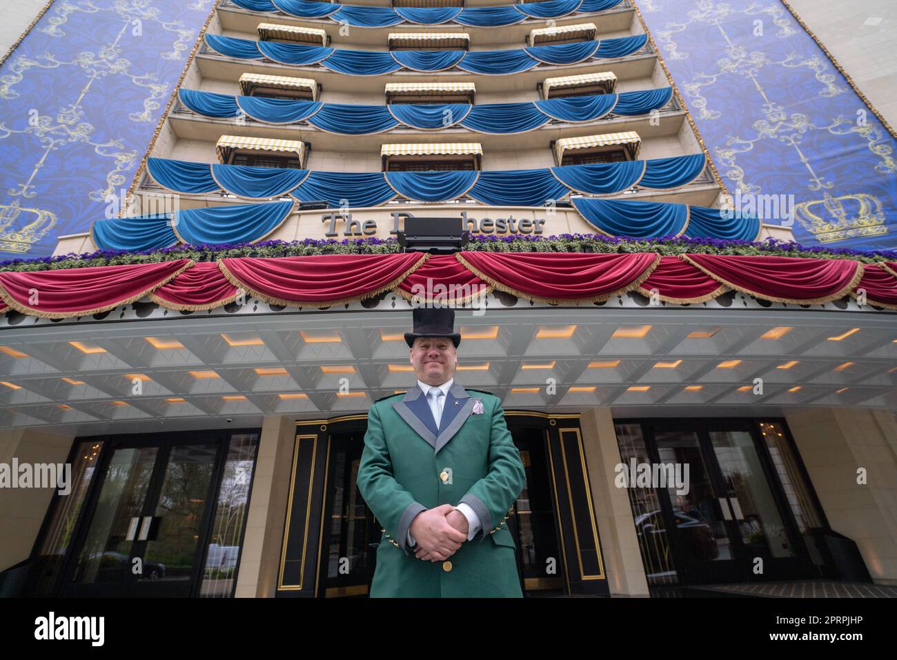 Dorchester hotel doorman london hi-res stock photography and images - Alamy