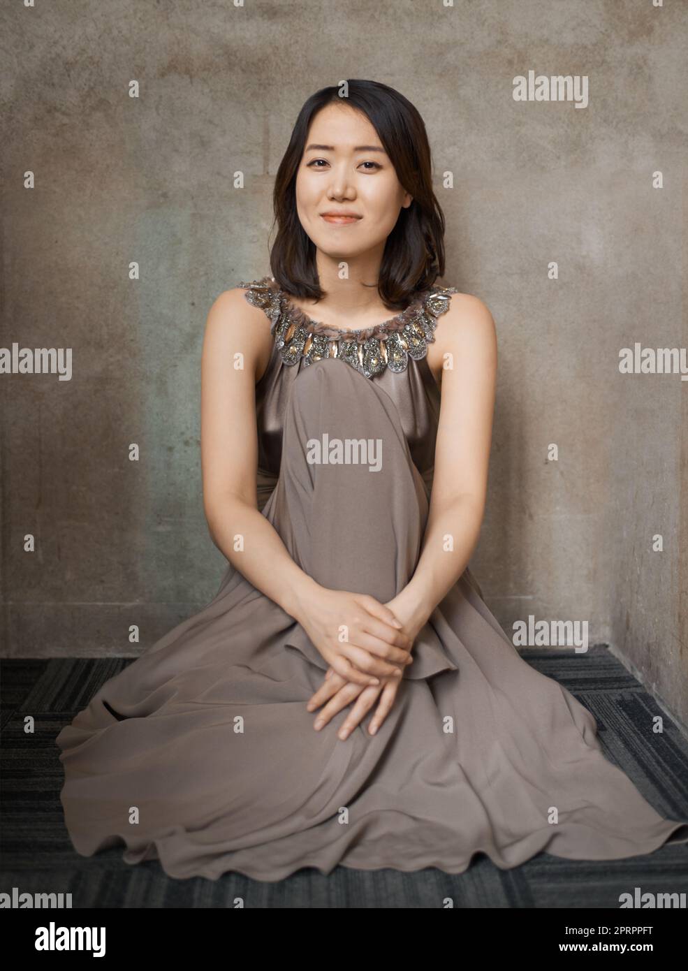 Lady elegantly dressed hi-res stock photography and images - Alamy