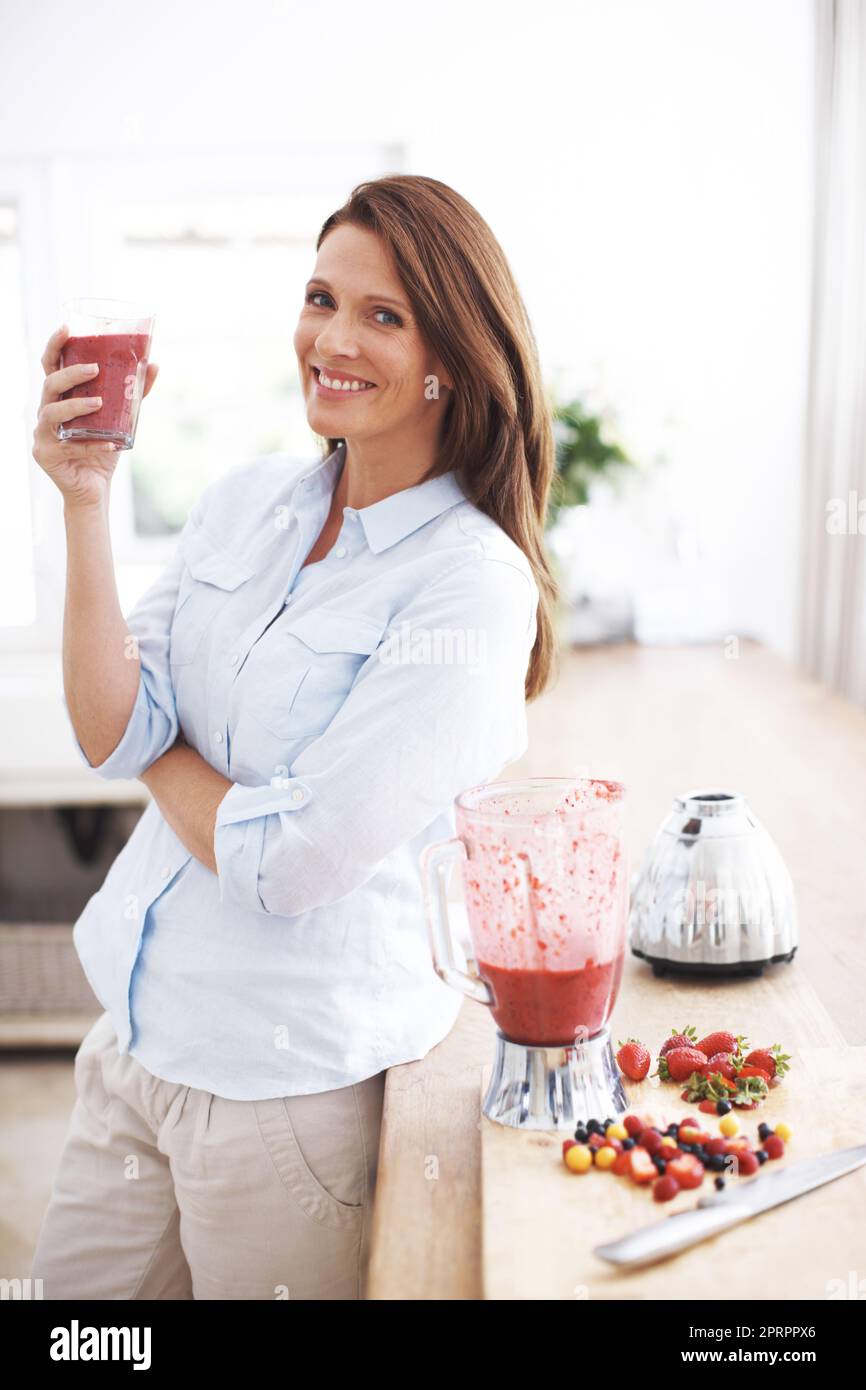 Woman leaning against a counter hi-res stock photography and images - Alamy