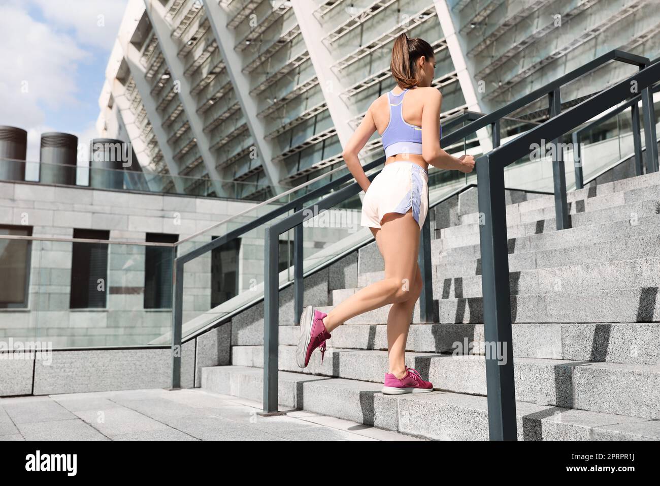 Woman in fitness clothes hi-res stock photography and images - Alamy