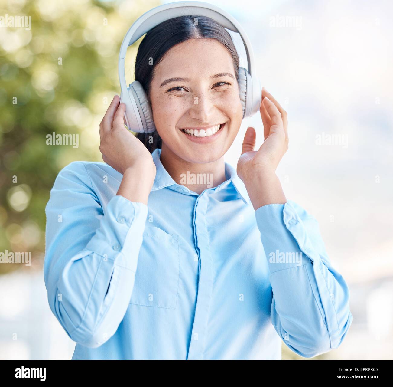 Listen podcast hi-res stock photography and images - Alamy