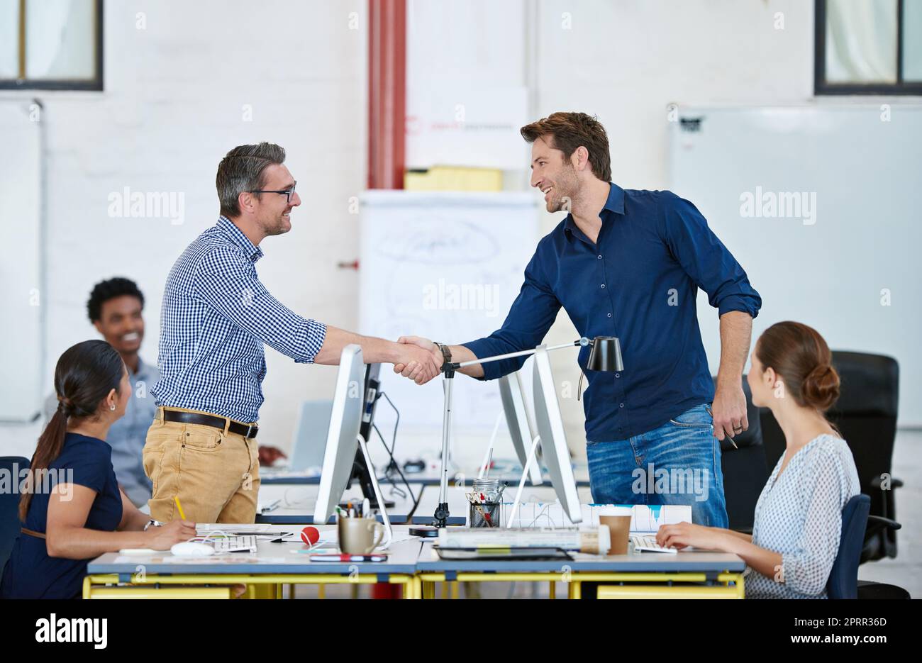 Two computers shaking hands hi-res stock photography and images - Alamy