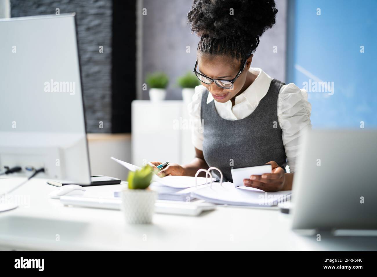 African accountant client hi-res stock photography and images - Alamy