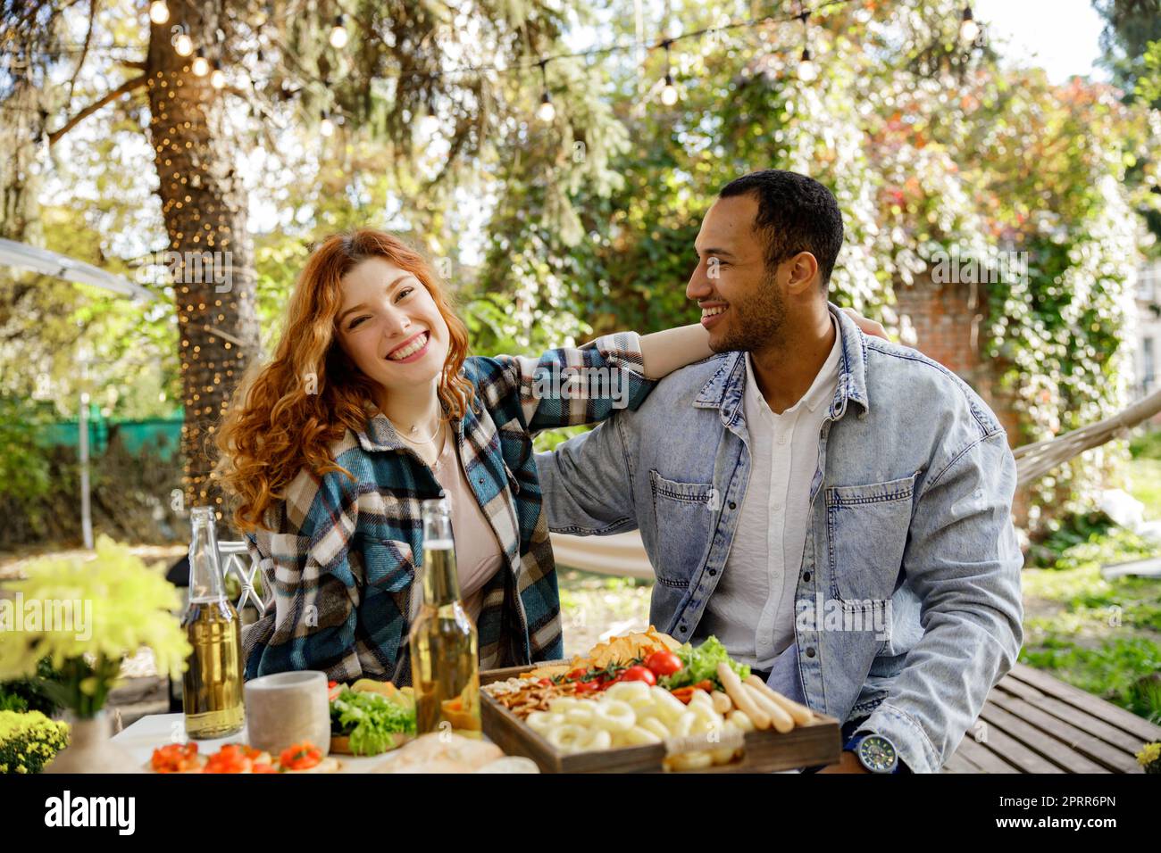 Telling jokes to a group of friends hi-res stock photography and images ...