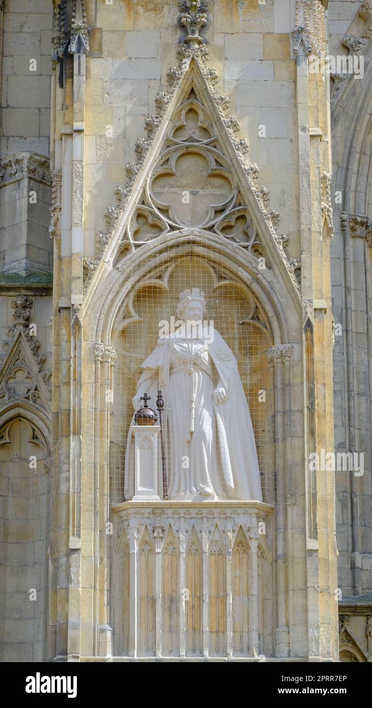 The statue of Queen Elizabeth II at York Minster, United Kingdom Stock ...