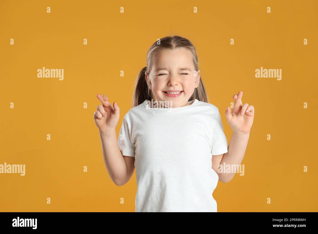 Crossed fingers child hi-res stock photography and images - Alamy